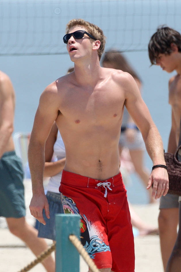 Hút hồn phái nữ bằng các trang phục bãi biển như trong phim