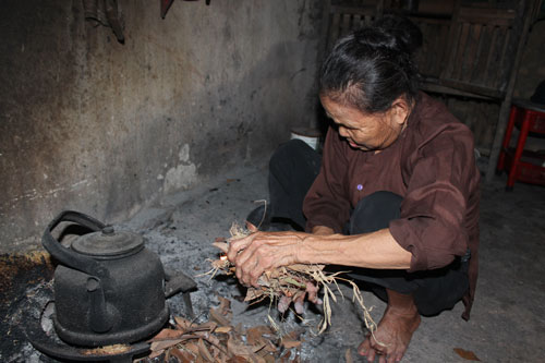 Nhói lòng cảnh bà cháu côi cút trên đồi