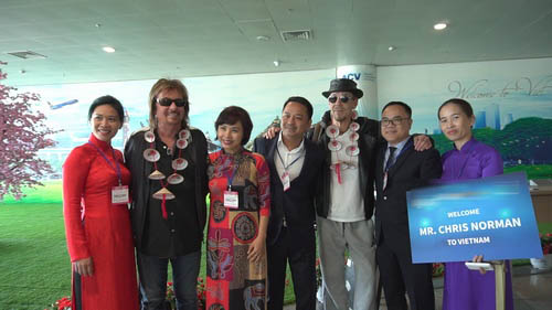 Danh ca Chris Norman lộ vẻ phong trần khi đến Hà Nội