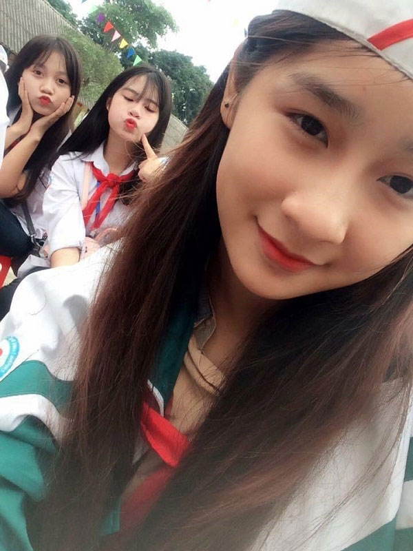 Trào lưu truy tìm trai xinh gái đẹp trong sách giáo khoa