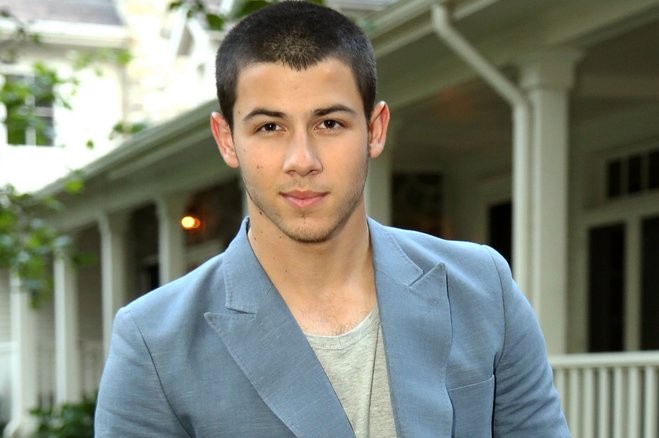 "Chàng 6 múi" Nick Jonas trở lại vô cùng sexy
