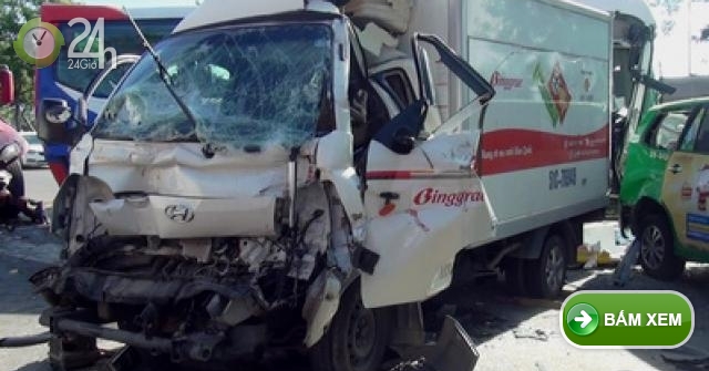 Hiện trường vụ tai nạn xe đầu kéo "lùa” 5 ô tô dừng đèn đỏ